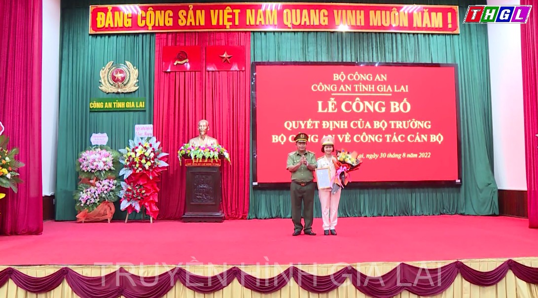 Trao quyết định của Bộ trưởng Bộ Công an về việc bổ nhiệm chức vụ Phó Giám đốc Công an tỉnh Gia ...